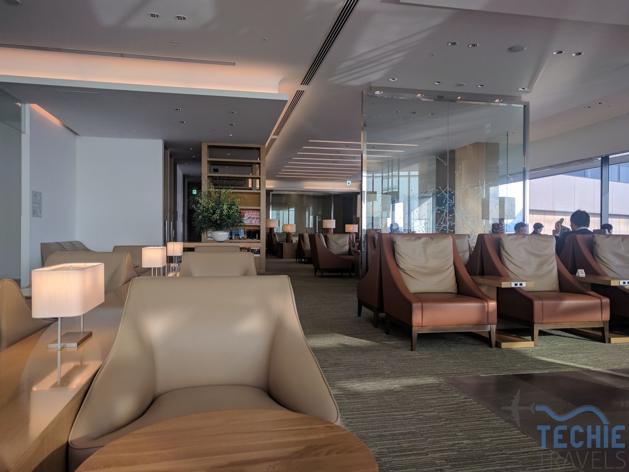 Japan Airlines Sakura Lounge Tokyo Narita | TechieTravels